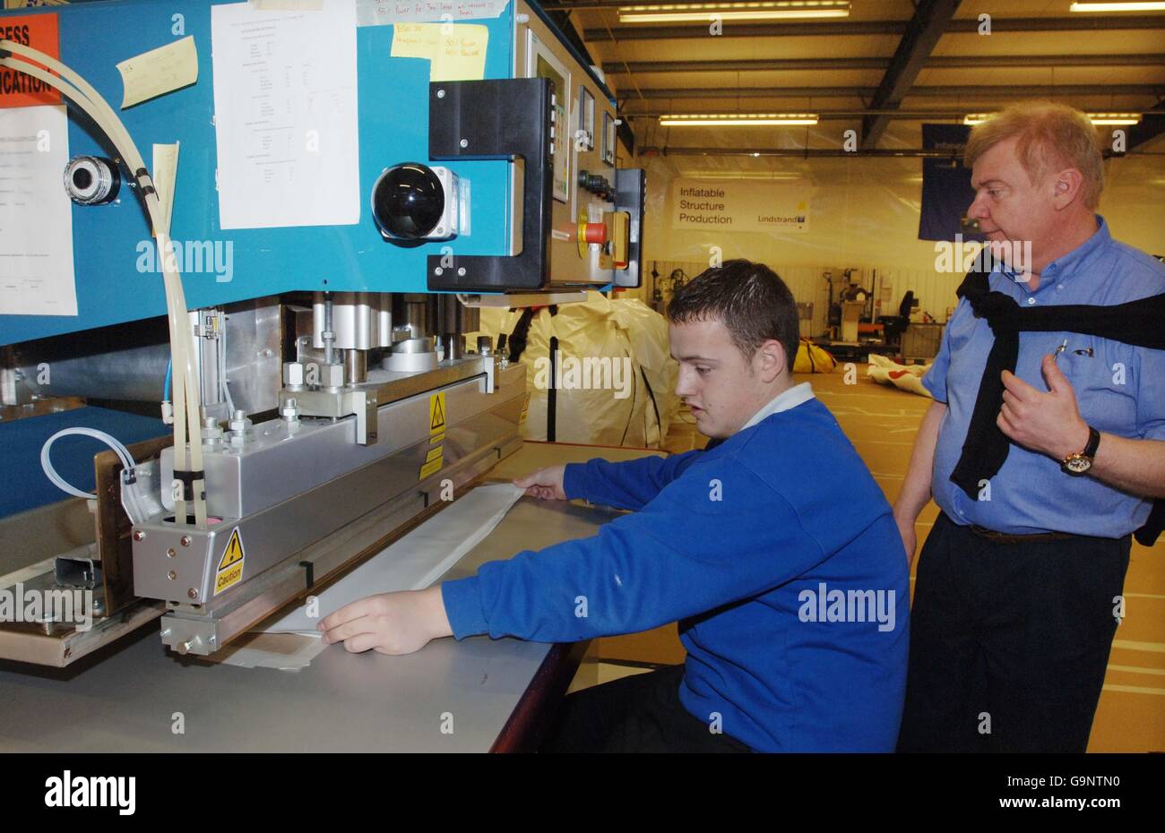 Per Lindstrand watches Lee Sumner aged 20 working in his factory at Oswestry Stock Photo - Alamy
