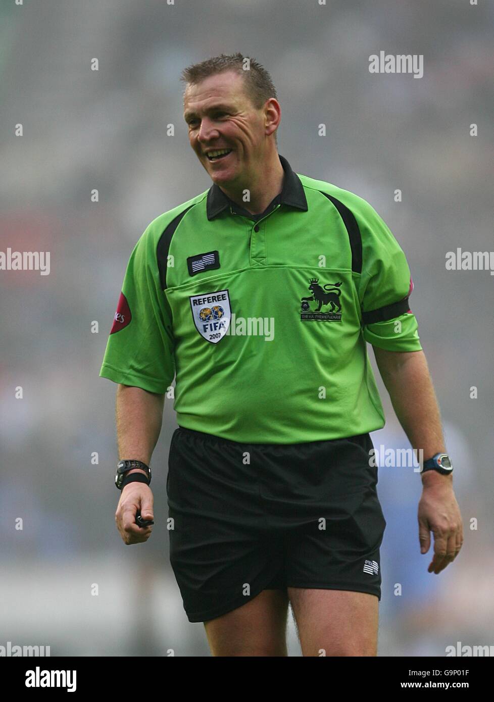 Graham poll premier league referee hi-res stock photography and images ...