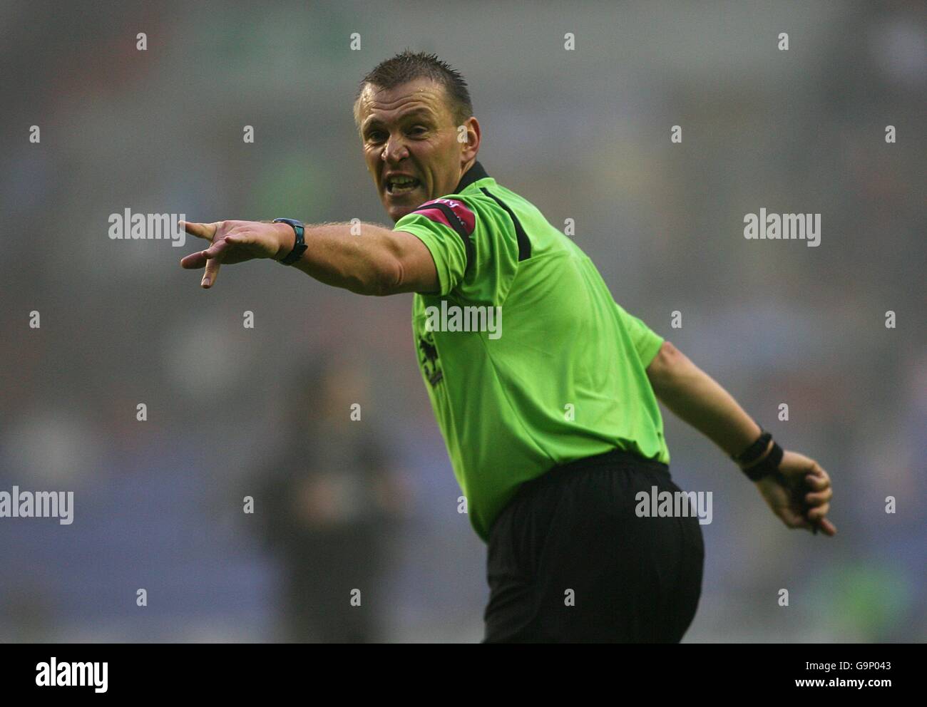 Graham poll premier league referee hi-res stock photography and images ...