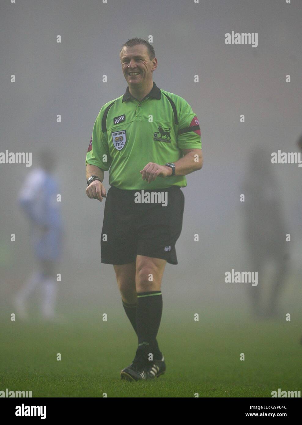 Graham poll premier league referee hi-res stock photography and images ...