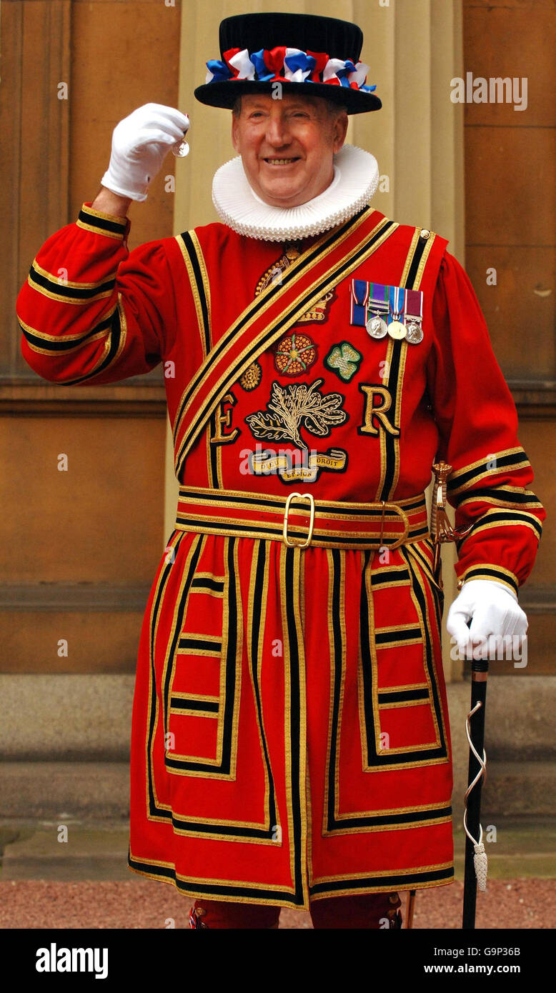 Divisional Sergeant Major Lennard Davies, The Queen's Body Guard of the ...