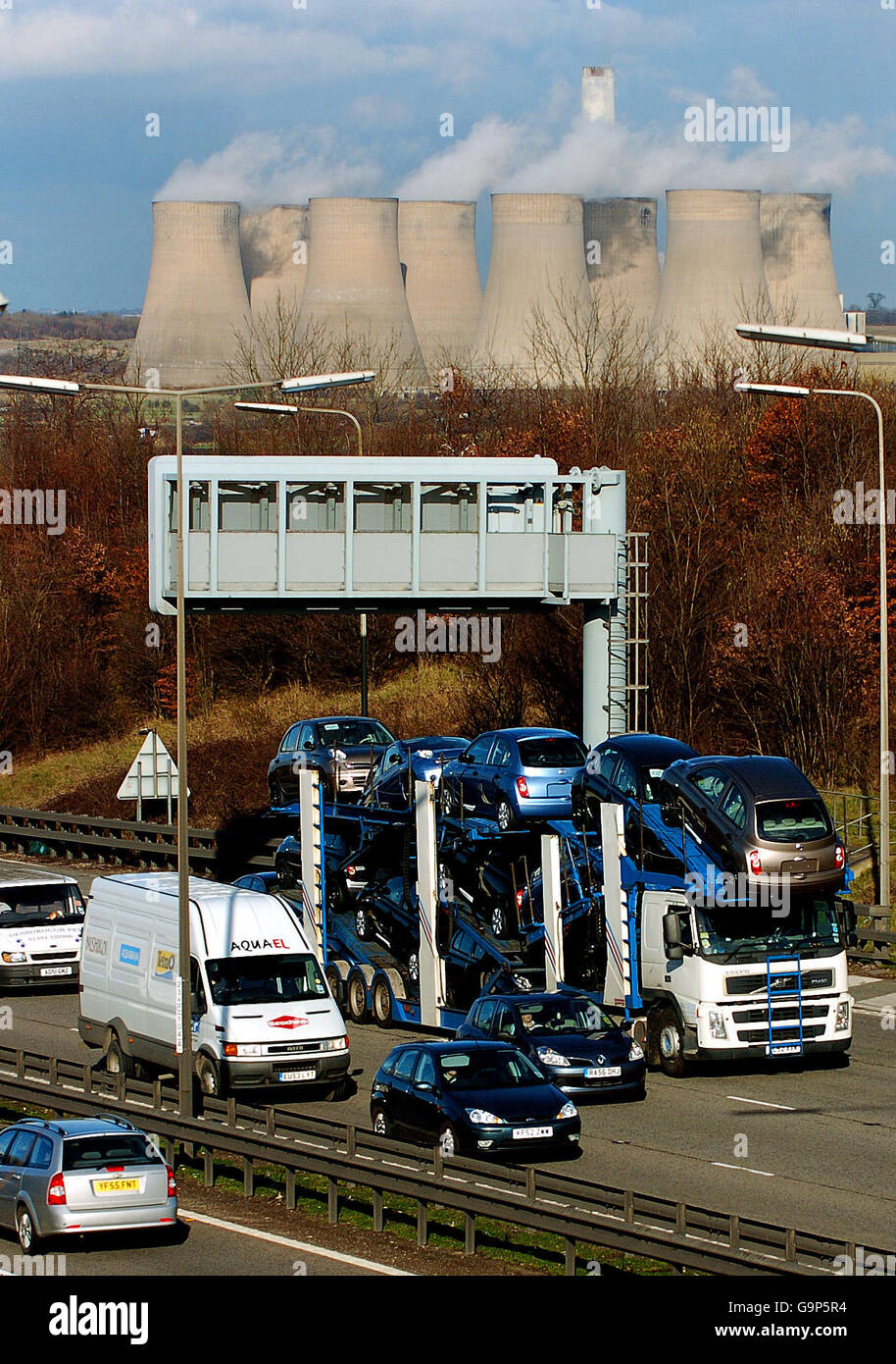 The M1 Motorway with Radcliffe on Soar Power Station, Nottinghamshire ...