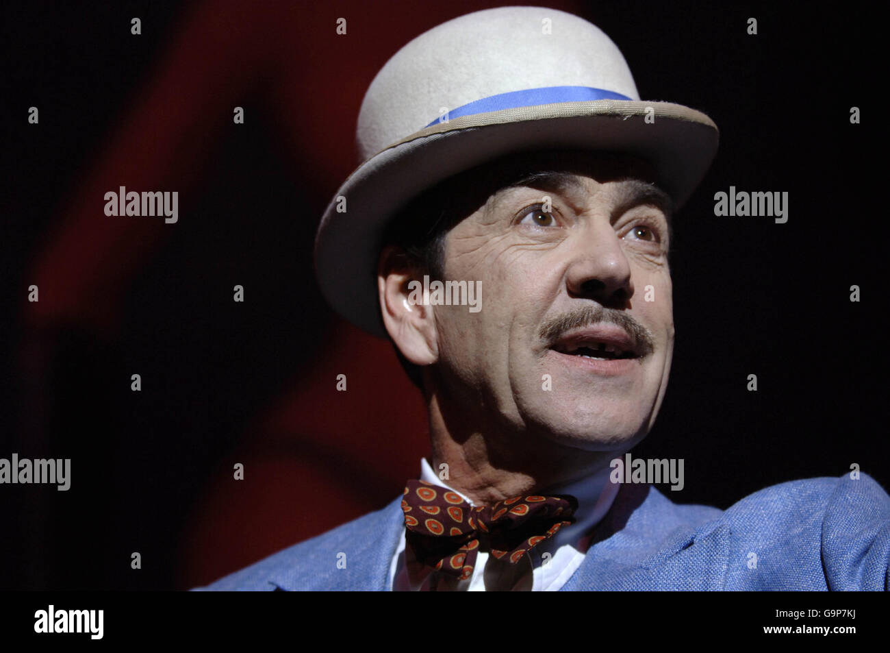 Robert lindsay in the theatre hi-res stock photography and images - Alamy