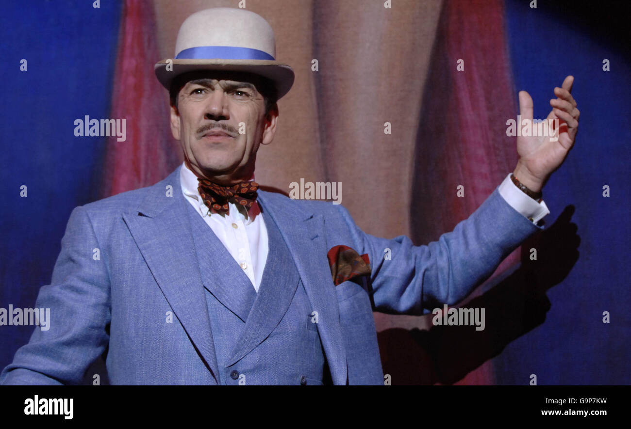 Robert lindsay in the theatre hi-res stock photography and images - Alamy