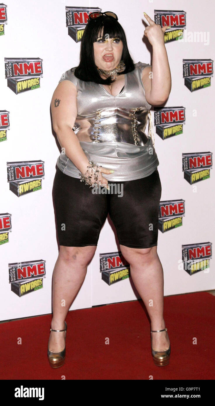 NOTE GESTURE Beth Ditto from Gossip arrives for the NME Awards 2007 at ...