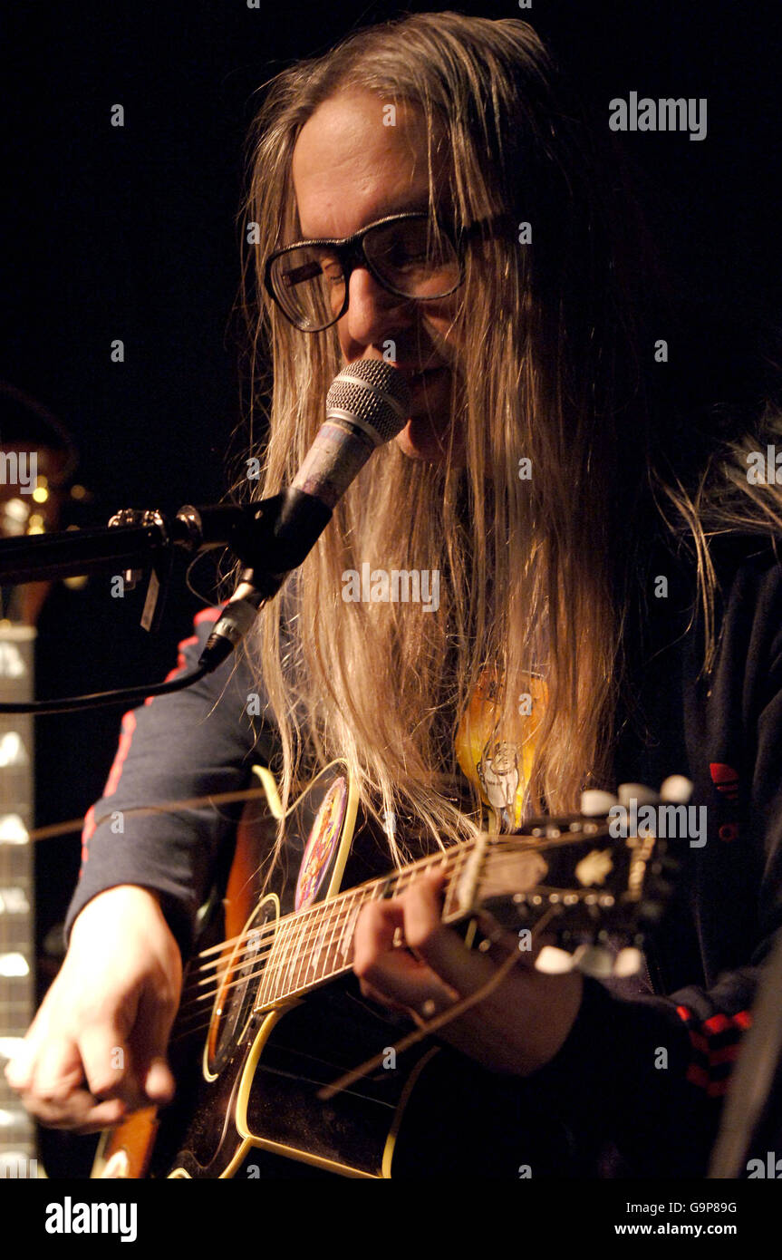 J mascis in concert london hi-res stock photography and images - Alamy