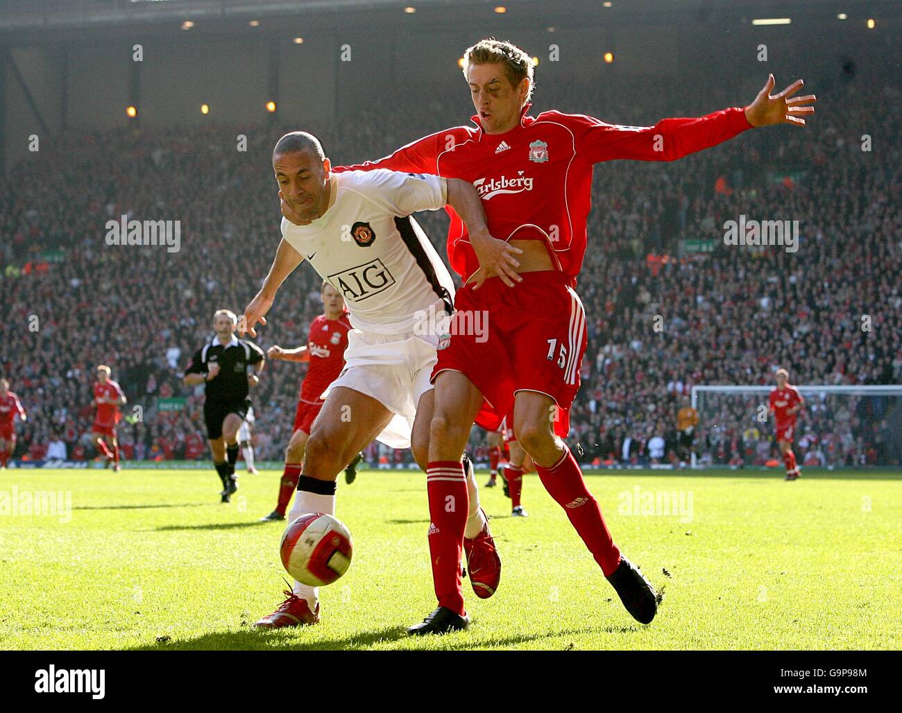 Peter crouch liverpool rio ferdinand hi-res stock photography and ...