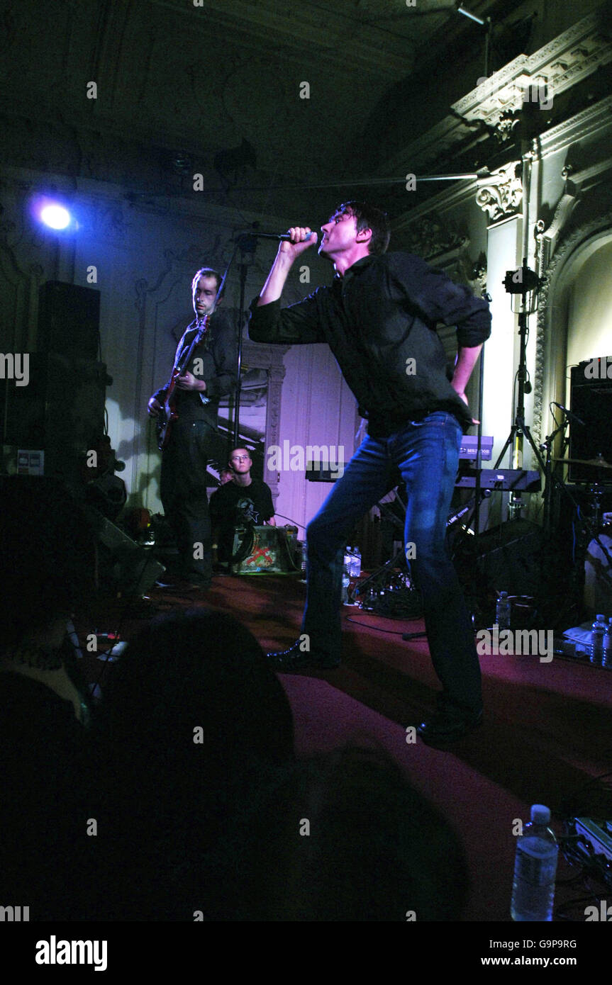 Suede frontman hi-res stock photography and images - Alamy