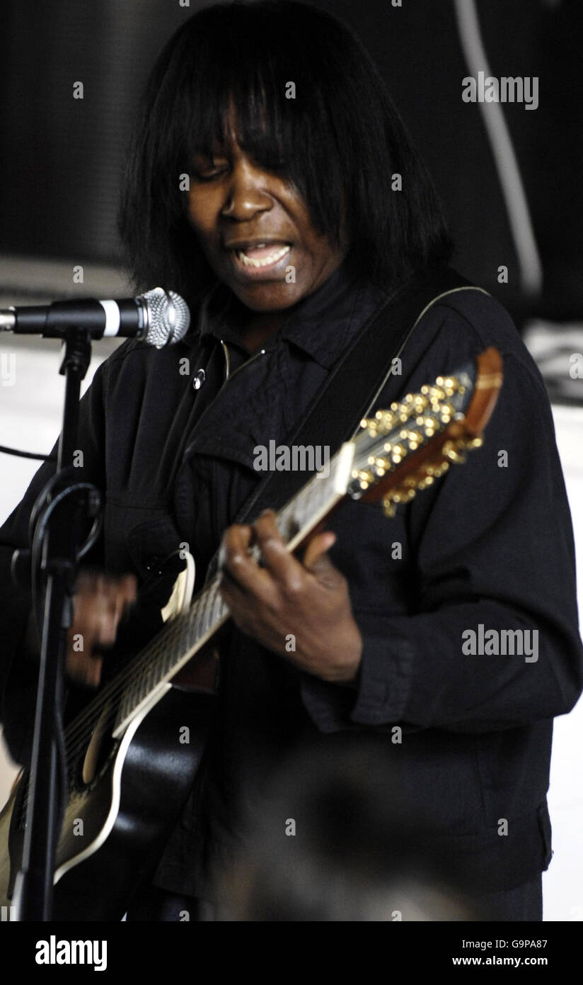 Joan armatrading singing hi-res stock photography and images - Alamy