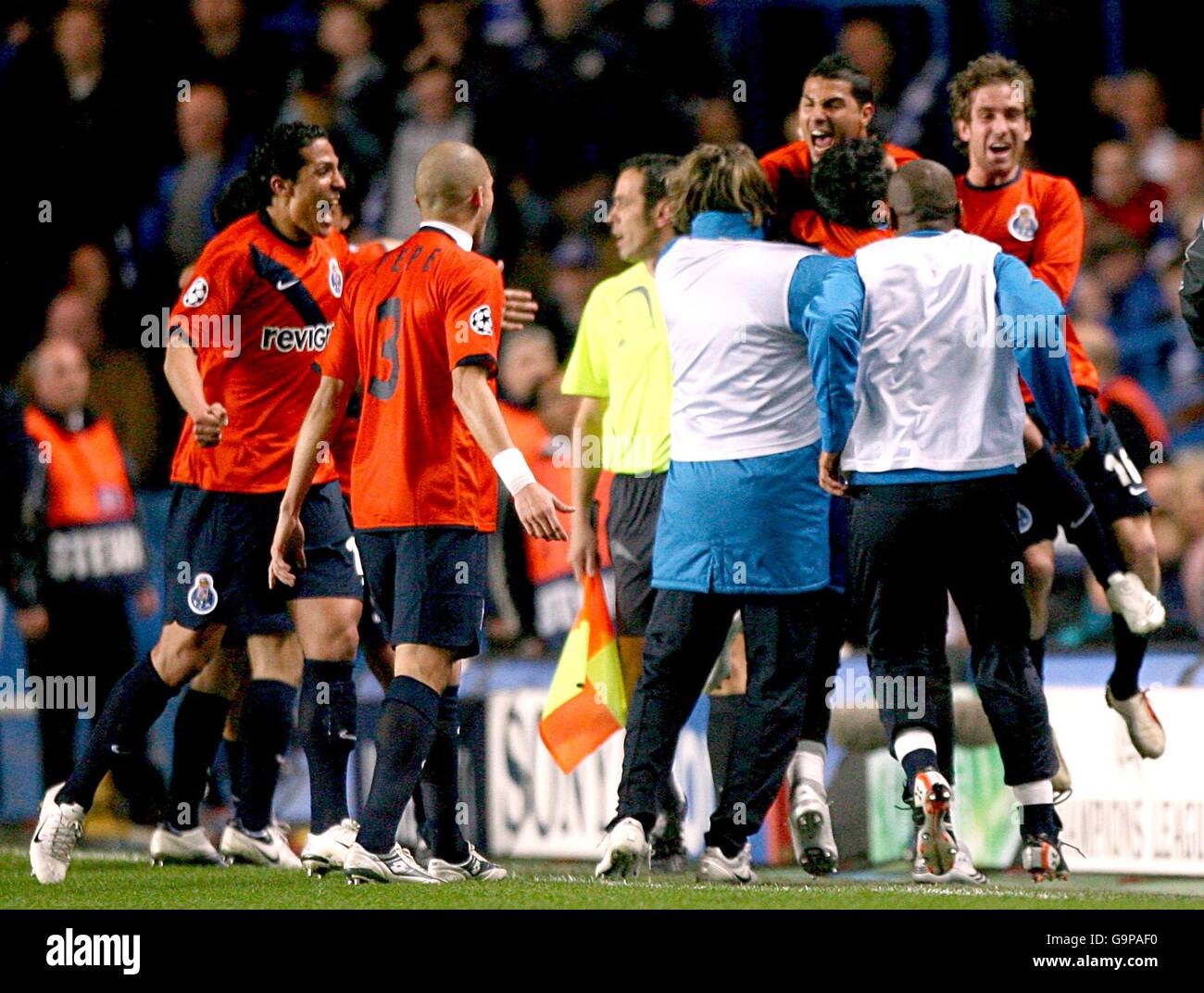 Chelsea fc bench hi-res stock photography and images - Alamy