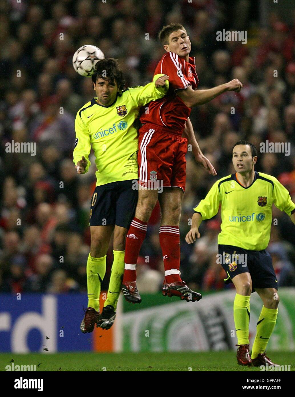 Steven Gerrard, Liverpool and Deco, Barcelona battle for the ball Stock ...