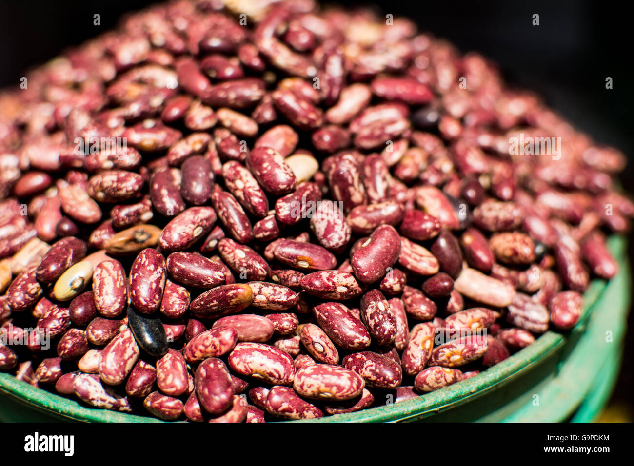 Green bowl of red beans close-up Stock Photo - Alamy