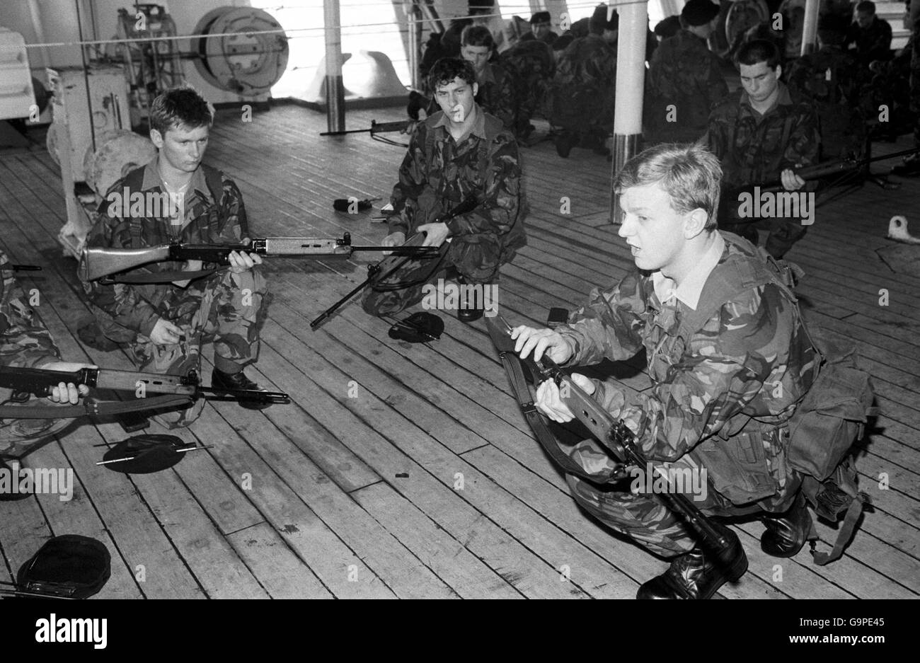 Falklands war ships hi-res stock photography and images - Alamy