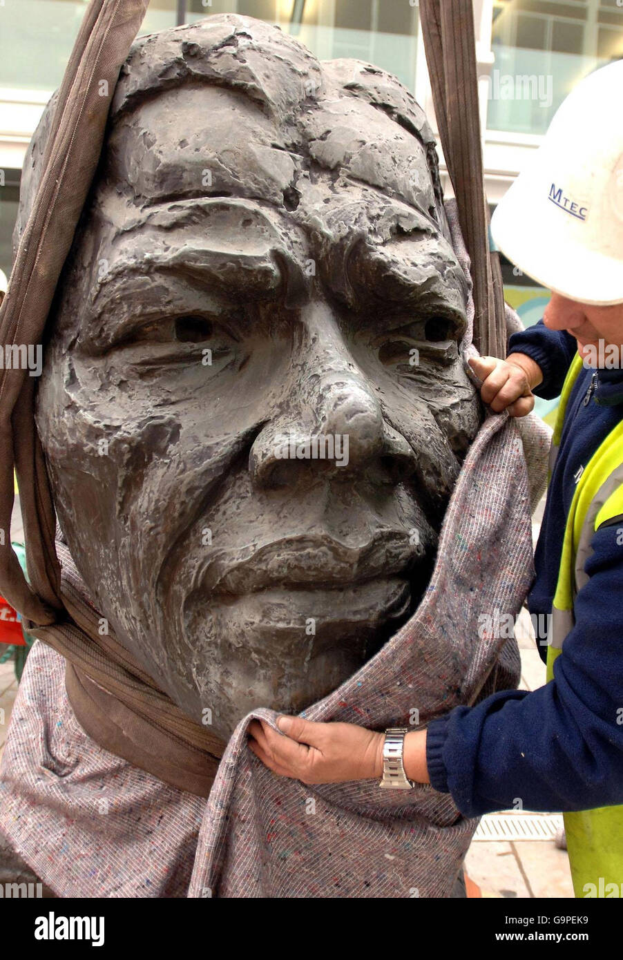 Lifting statue into place hi-res stock photography and images - Alamy