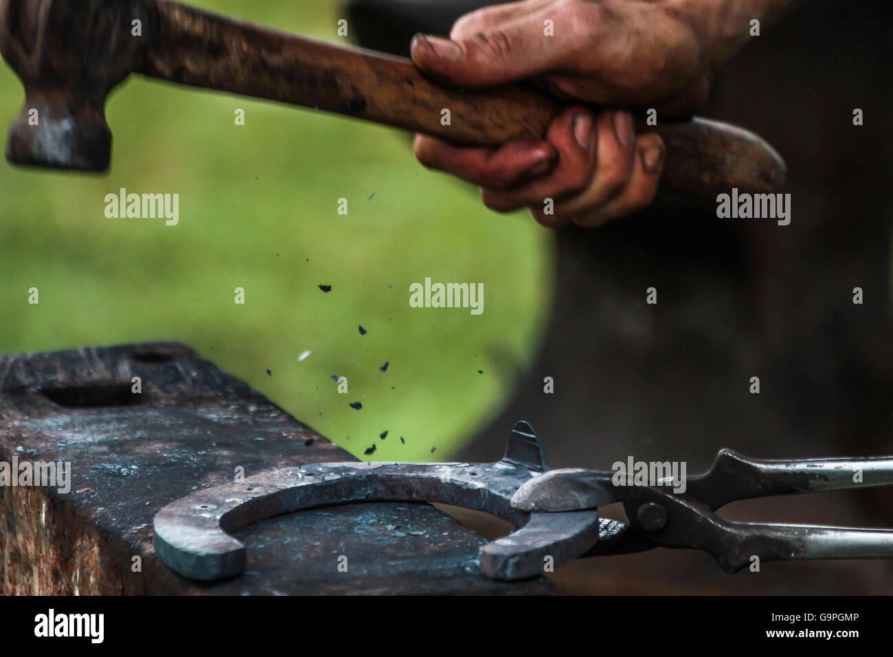 Blacksmith working red hot iron hi-res stock photography and images - Alamy