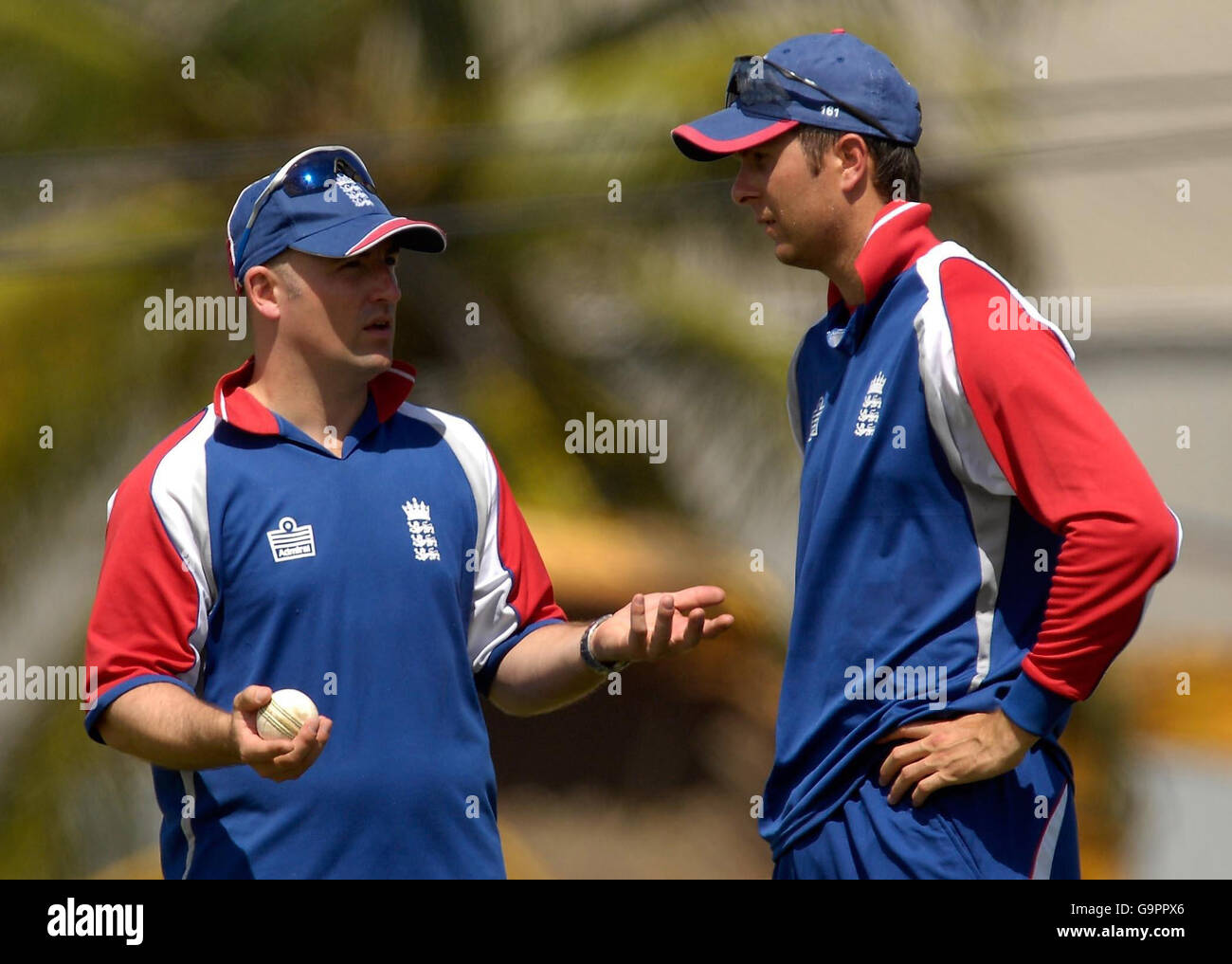 Sport cricket talking gesturing hi-res stock photography and images - Alamy