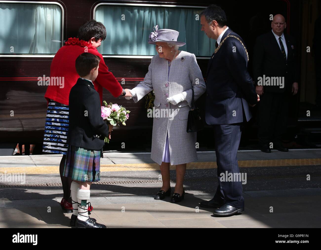 Queen elizabeth ii arrives train hi-res stock photography and images ...