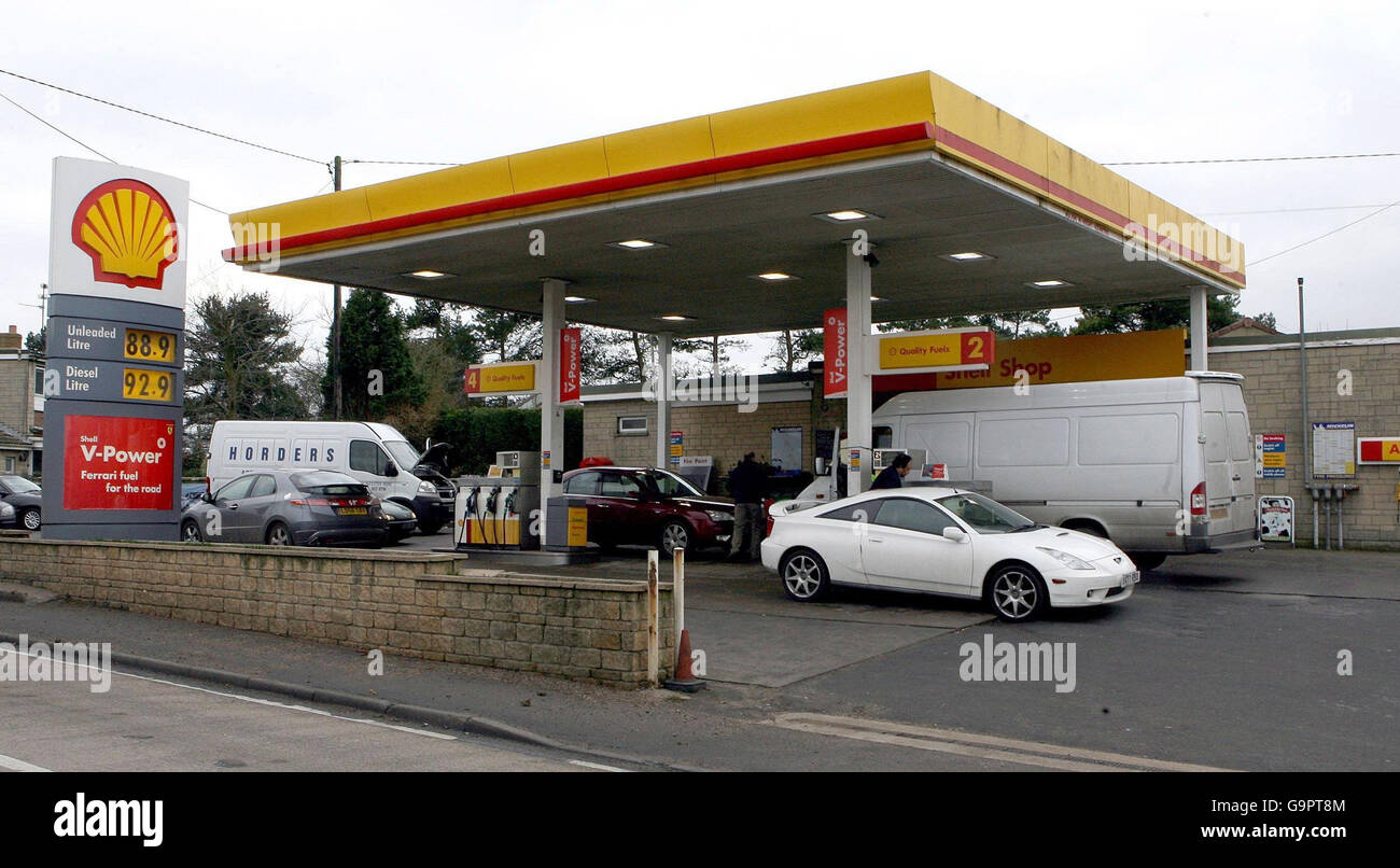 Shell announces profits. General views of a Shell petrol station on ...
