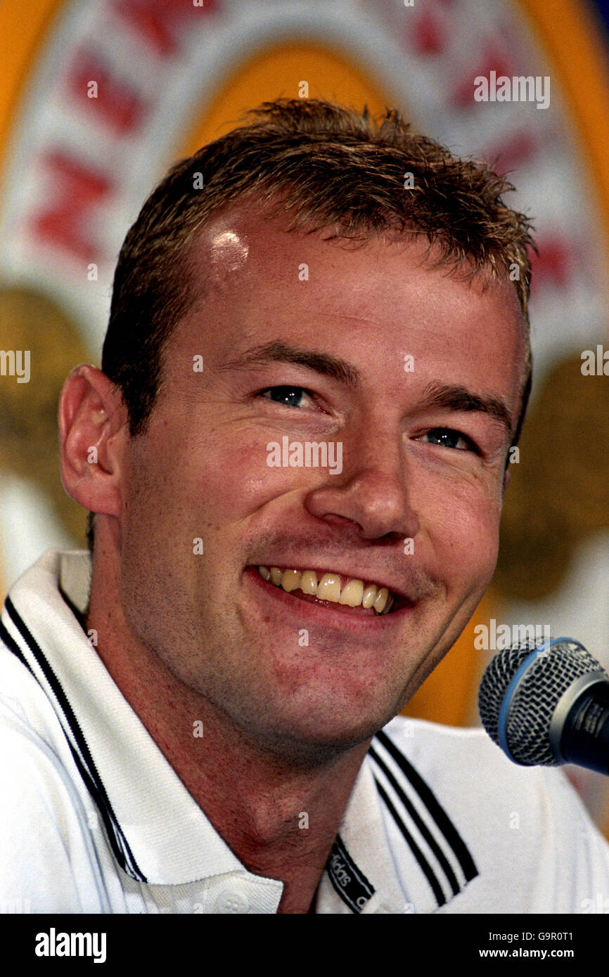Alan shearer number 9 premier league hi-res stock photography and ...