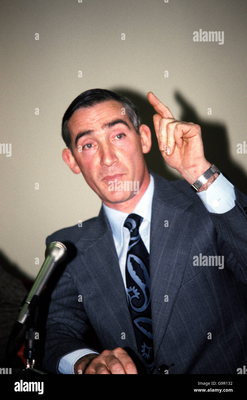 Bomb disposal expert, Flight Lieutenant alan Swan giving details of ...