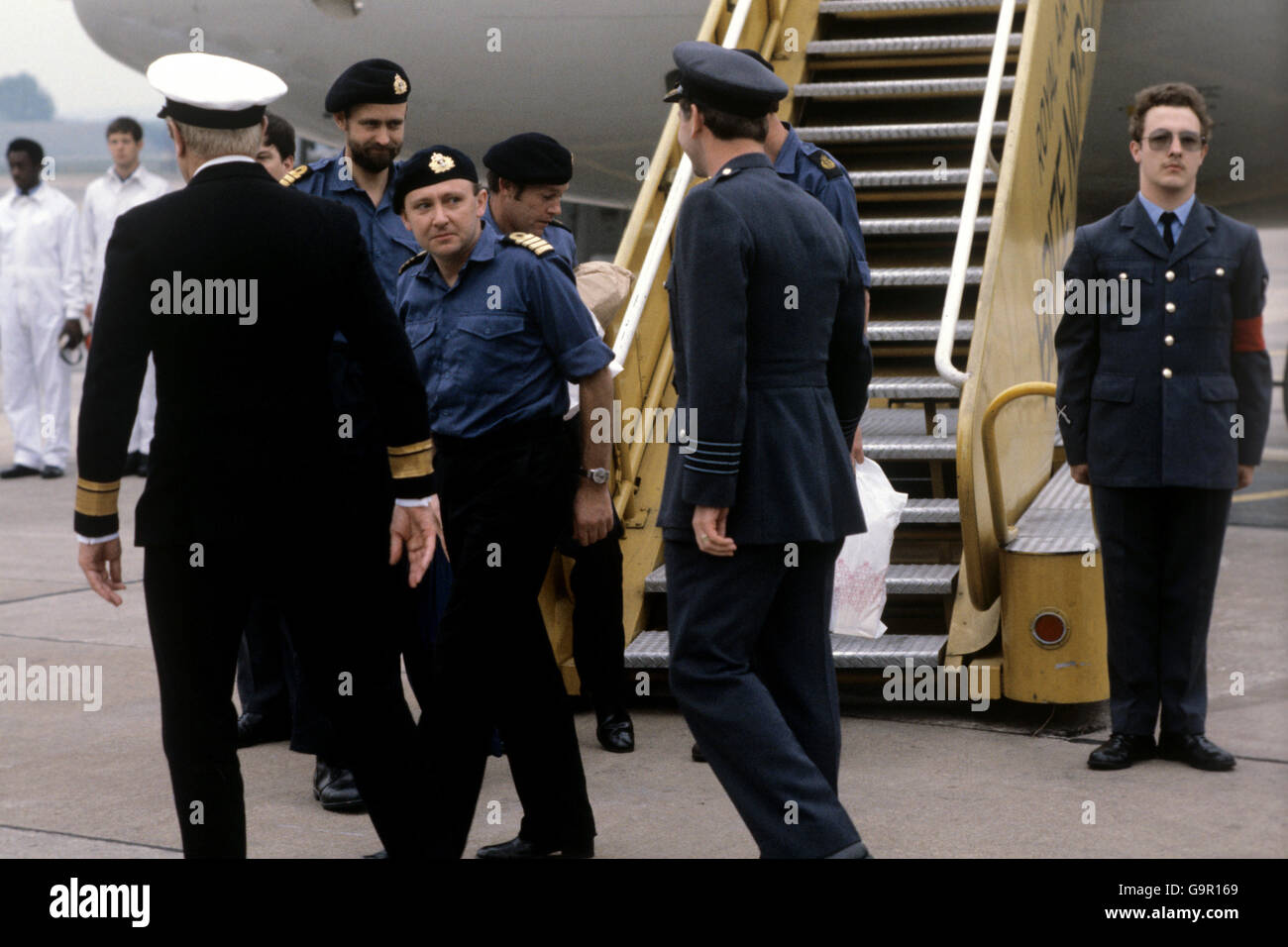 Captain James 'Sam' Salt (c) of the lost destroyer HMS Sheffield ...
