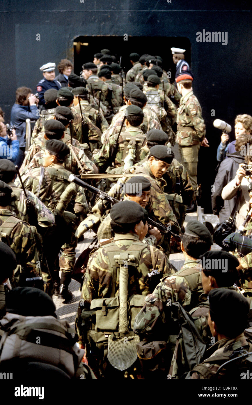 Men of the 1/7 Gurkha Rifles boarding the liner QE2 at Southampton when ...