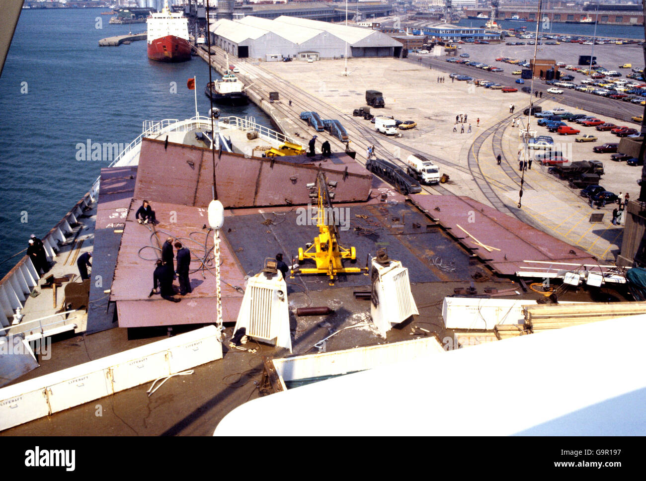Work nearing completion on the bow helipad on the liner QE2 at ...