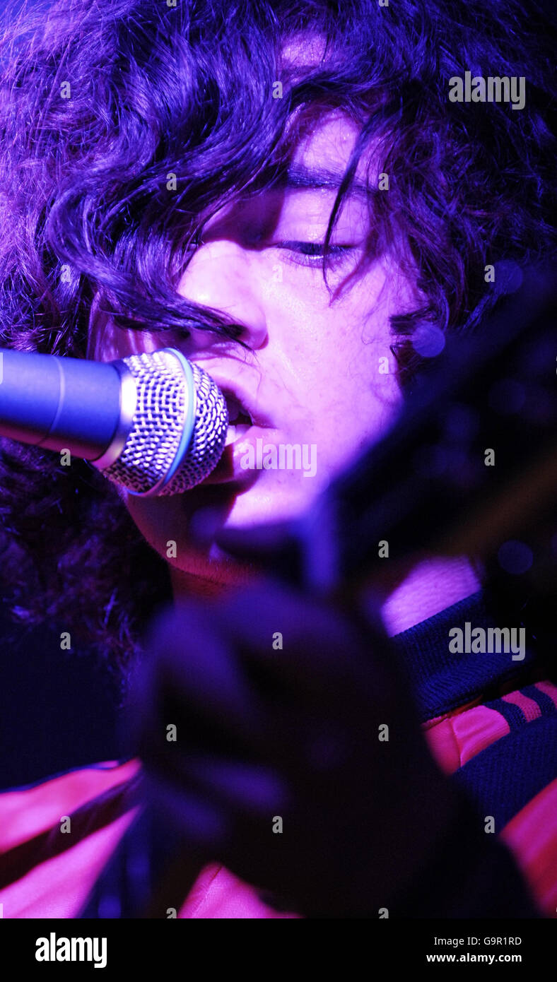 100 ticket only concert at edinburgh castle hi-res stock photography ...