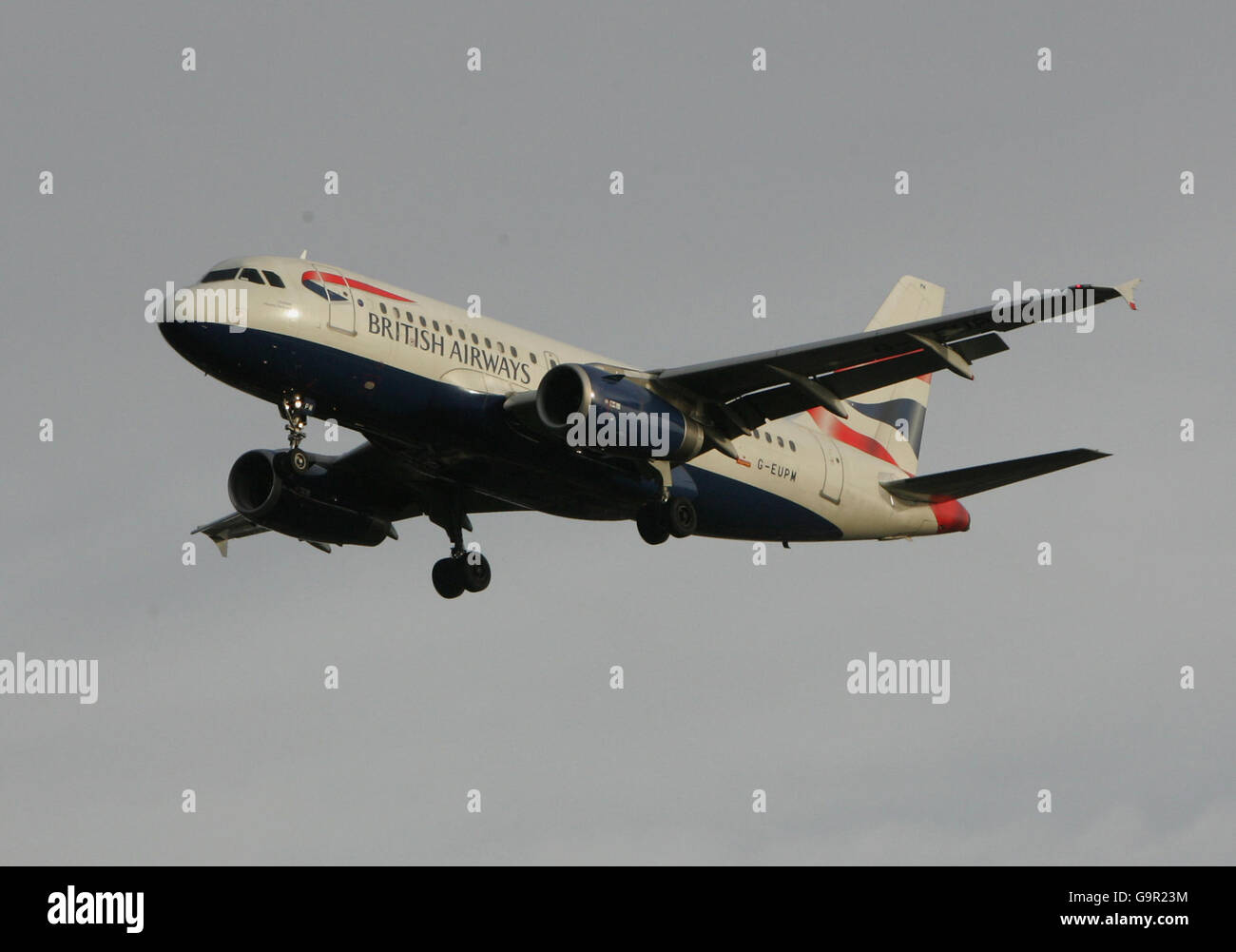 Generic transport pics. British Airways Boeing 737 lands at London's ...