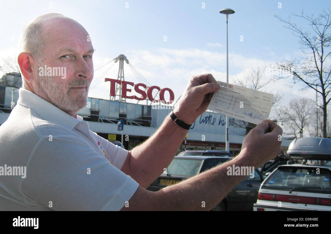 Giant cheque hi-res stock photography and images - Alamy