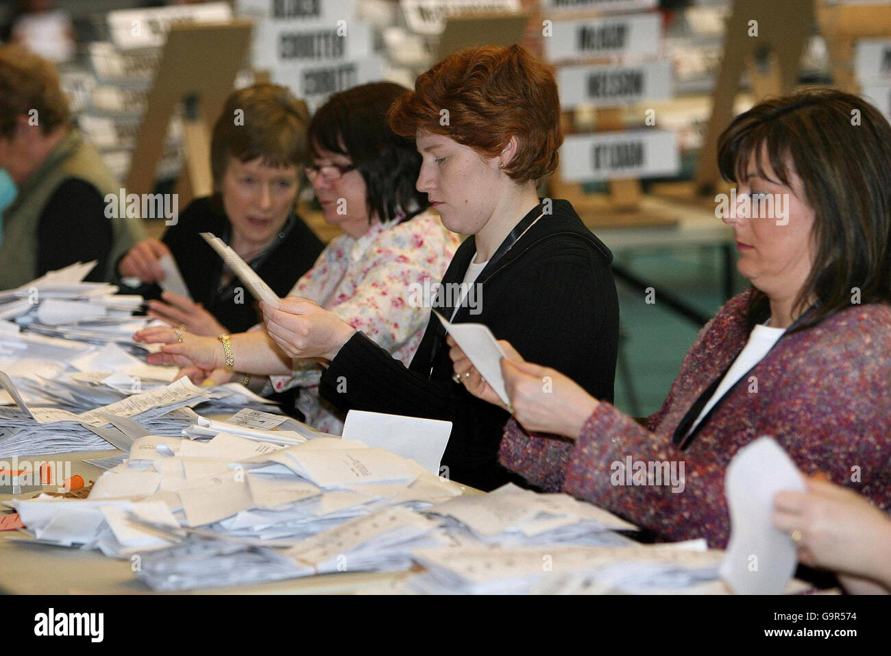 Counting ballot papers ireland hi-res stock photography and images - Alamy