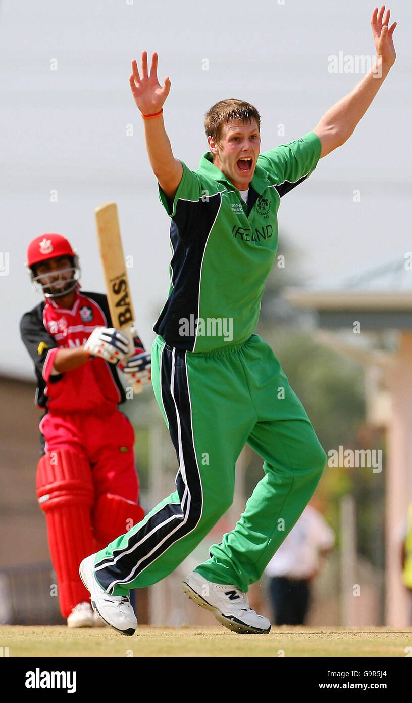 Cricket bowler arms up hi-res stock photography and images - Alamy
