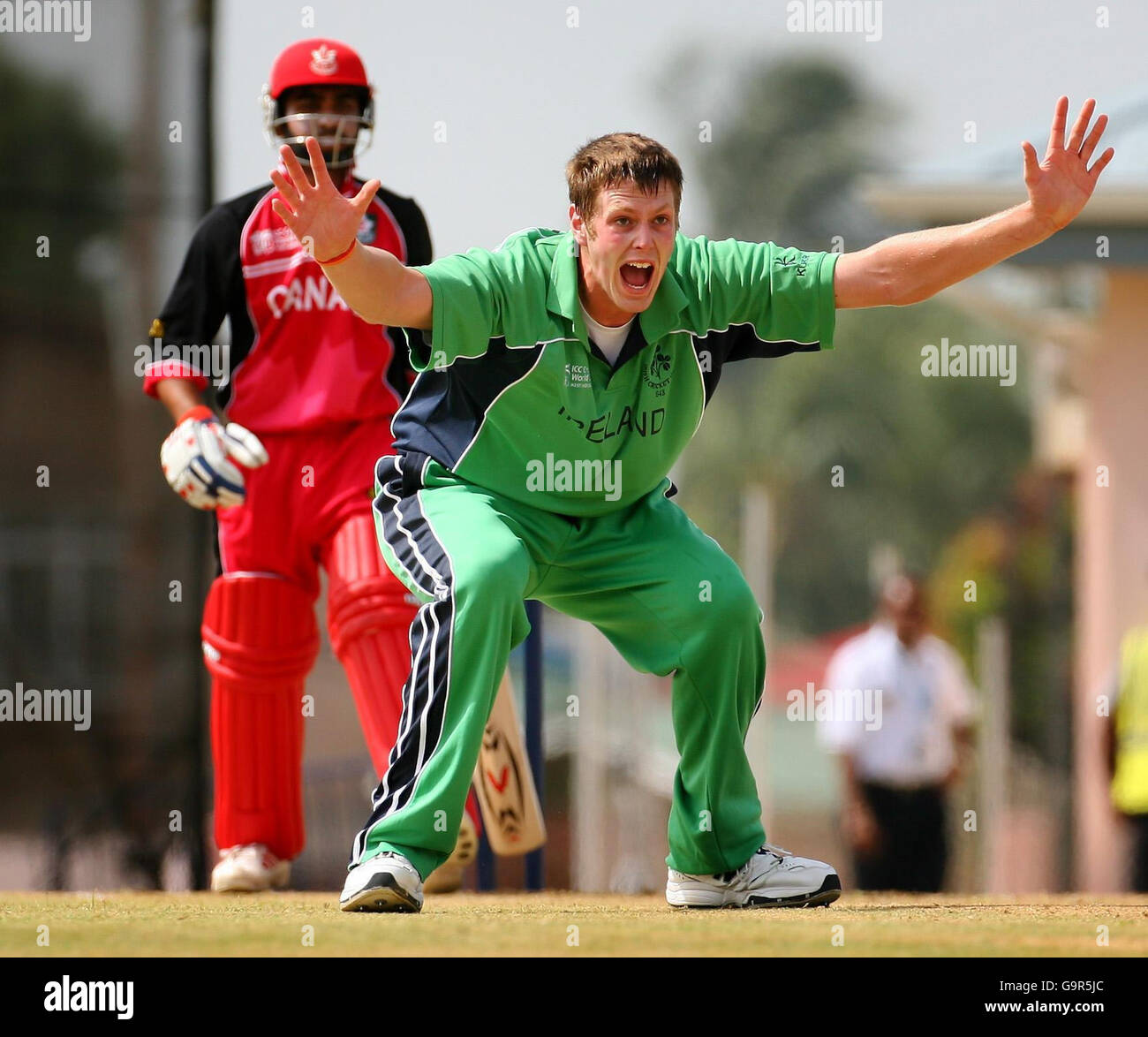 Cricket bowler appealing arms raised hi-res stock photography and ...