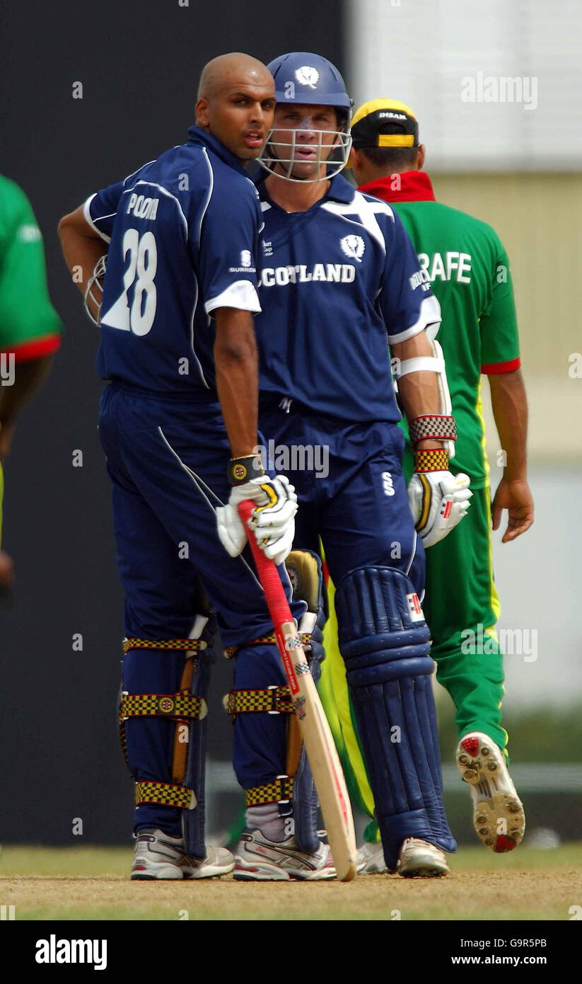 Watching cricket barbados hi-res stock photography and images - Alamy
