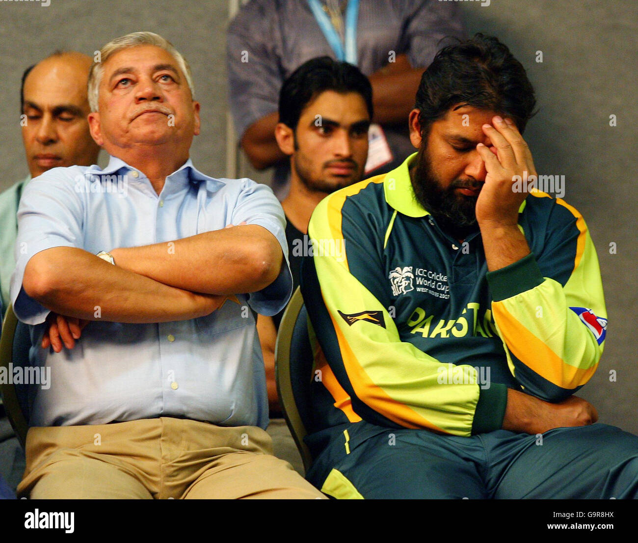 To pay tribute to late pakistan coach bob woolmer hi-res stock ...