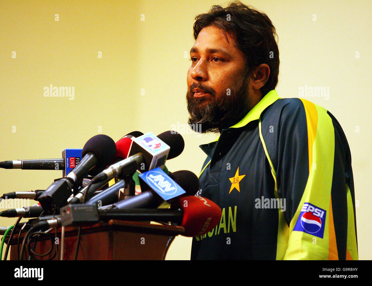 To pay tribute to late pakistan coach bob woolmer hi-res stock ...