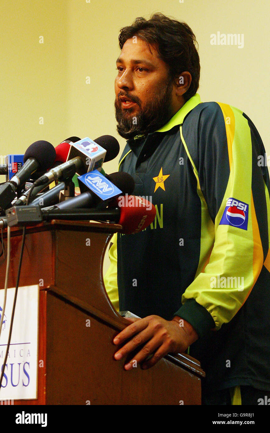 To pay tribute to late pakistan coach bob woolmer hi-res stock ...