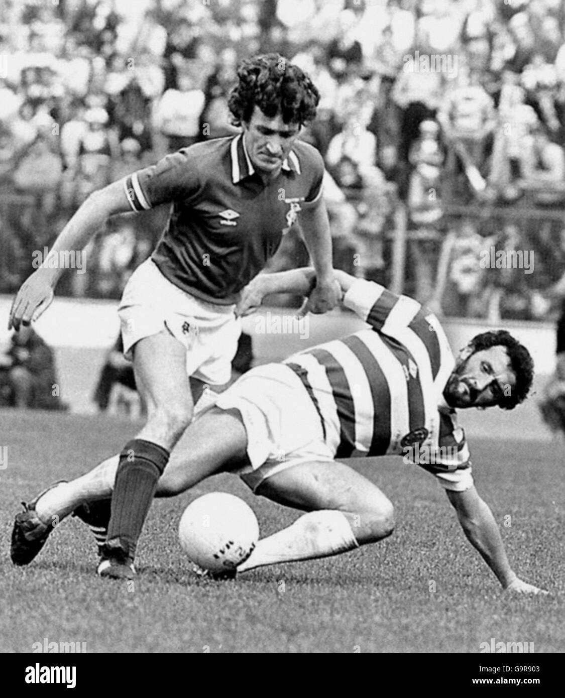 (L-R) Rangers' Sandy Jardine bursts past Celtic's Danny McGrain Stock ...