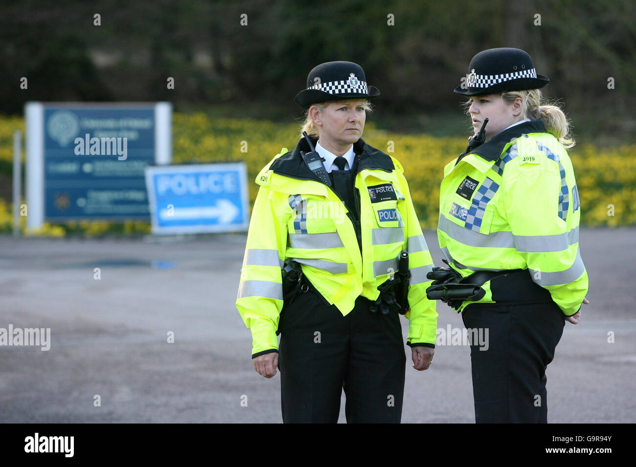 Thames valley police officers outside hi-res stock photography and ...