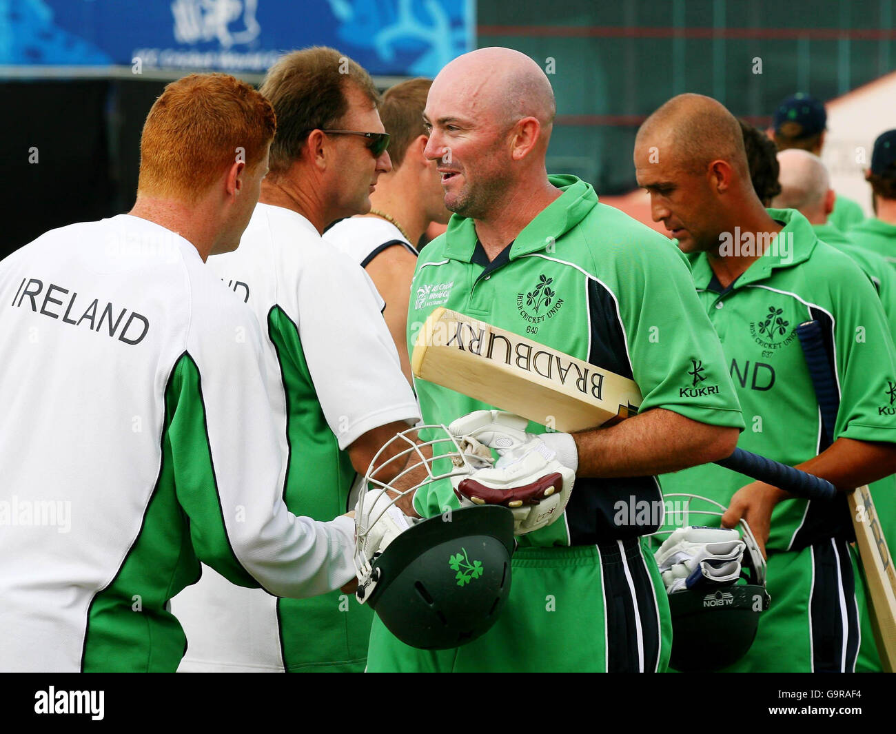 Cricket shaking hands hi-res stock photography and images - Alamy