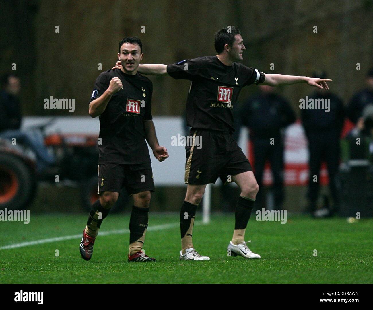 Tottenham Hotspur's Steed Malbranque (l) celebrates scoring his sides ...