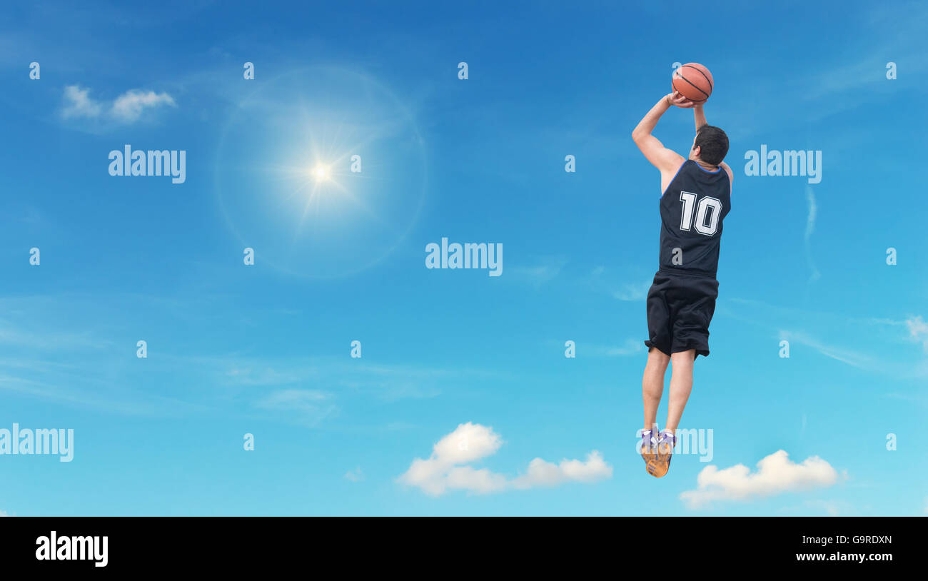 a basketball player shooting Stock Photo - Alamy