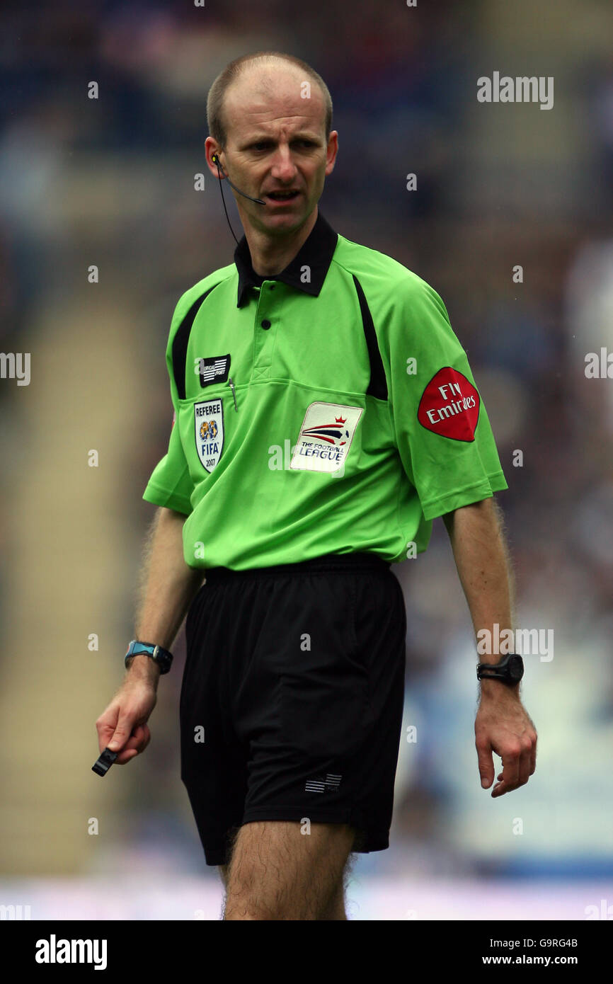 Mike riley referee hi-res stock photography and images - Alamy