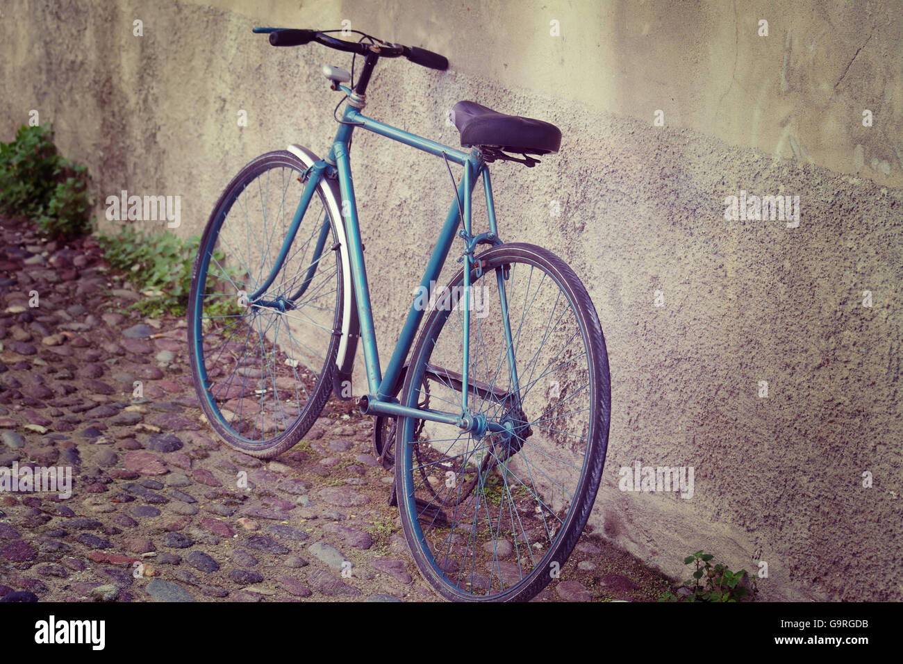 Bike leaning against yellow wall hi-res stock photography and images ...