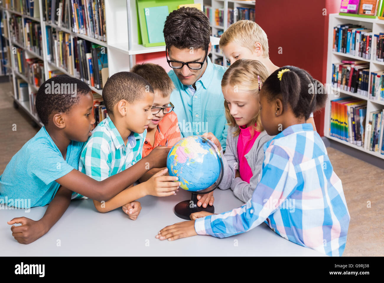 Kids discussing map hi-res stock photography and images - Alamy