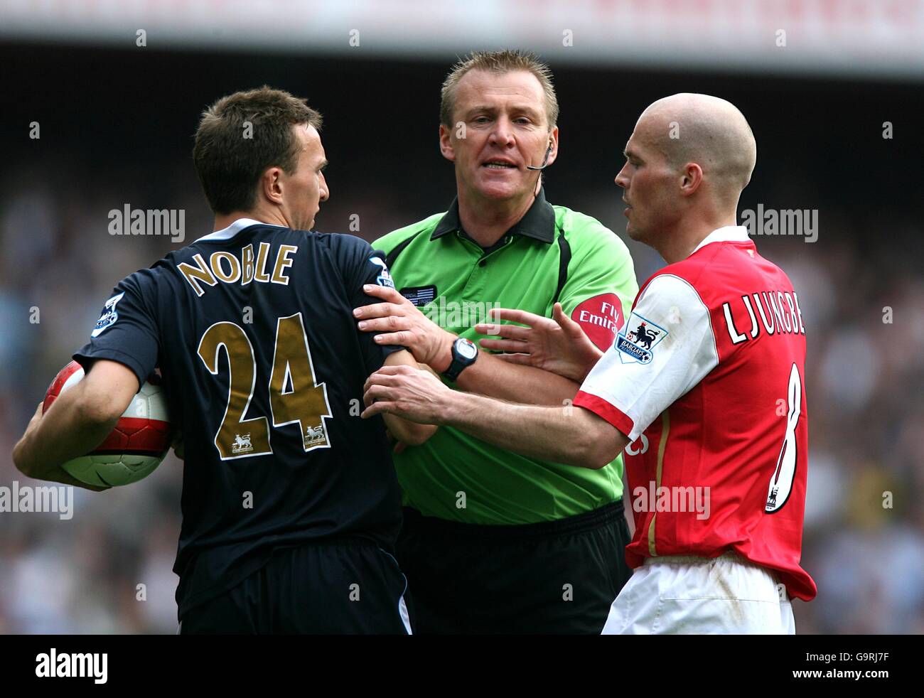 Referee Graham Poll comes between Arsenal's Fredrik Ljungberg (r) and ...