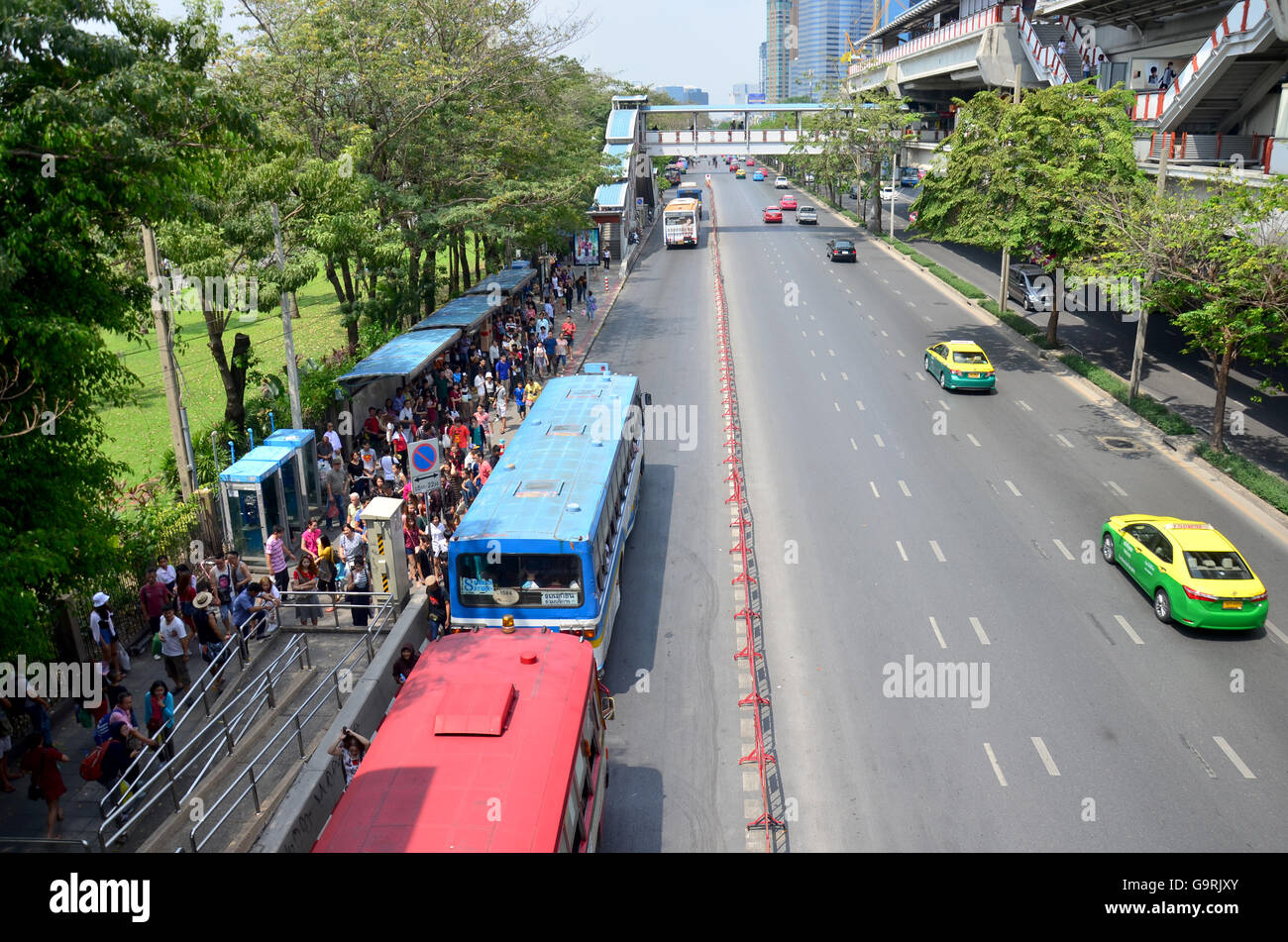Crowd people waiting buses bus hi-res stock photography and images - Alamy