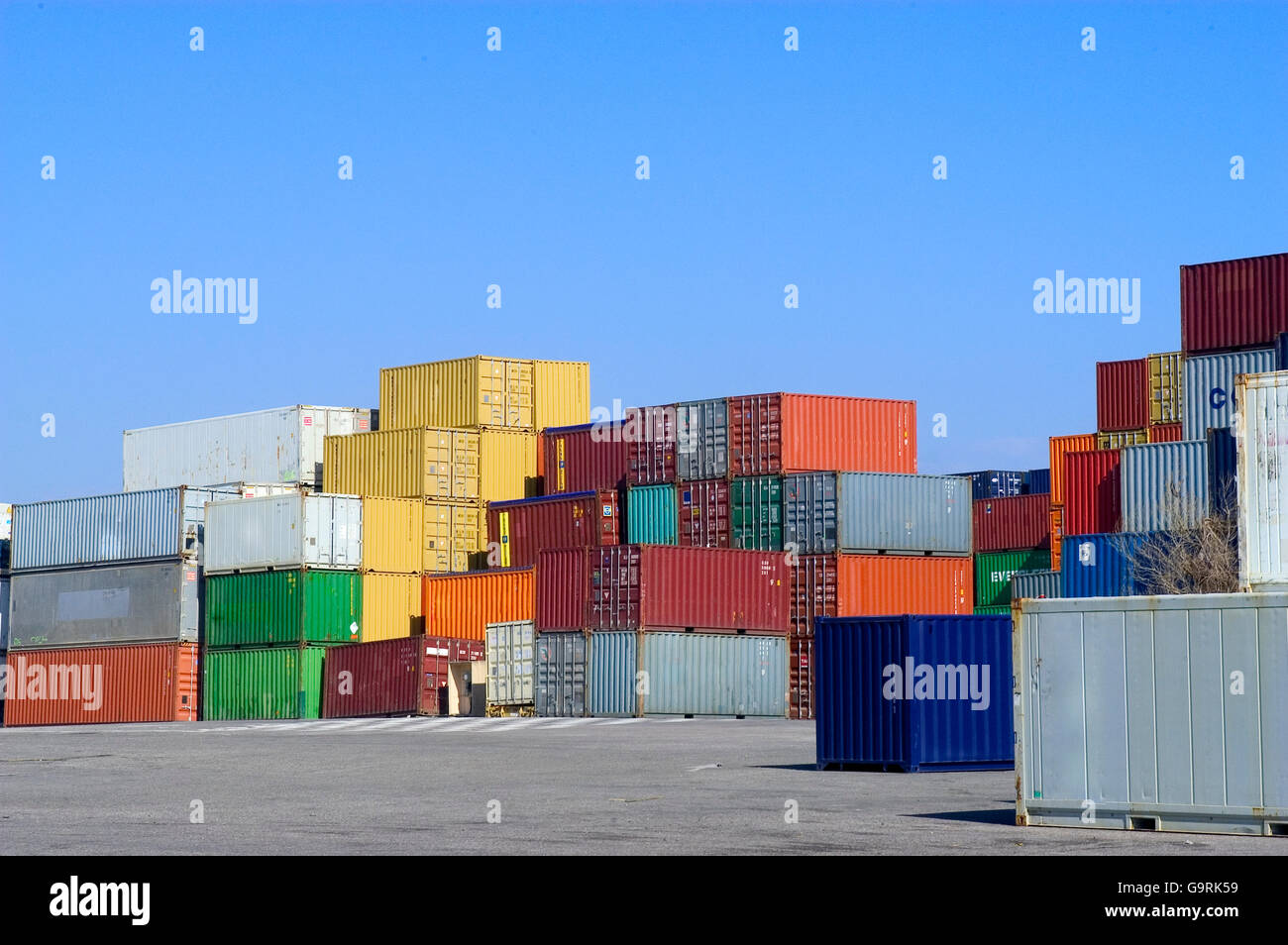Shipping containers awaiting loading hi-res stock photography and ...