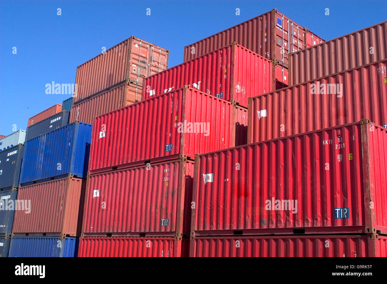 Shipping containers awaiting loading hi-res stock photography and ...