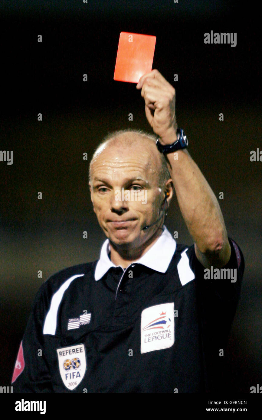Football referee steve bennett hi-res stock photography and images - Alamy